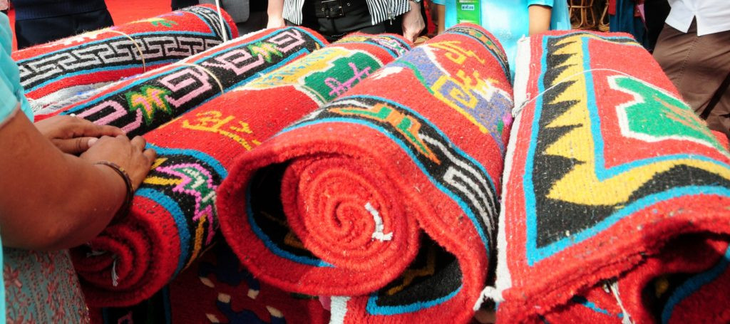 घरमै थन्किए ओलाङ्चुङगोलाका गलैँचा : नेपालमै बेचौँ कम मूल्य पाइन्छ ...